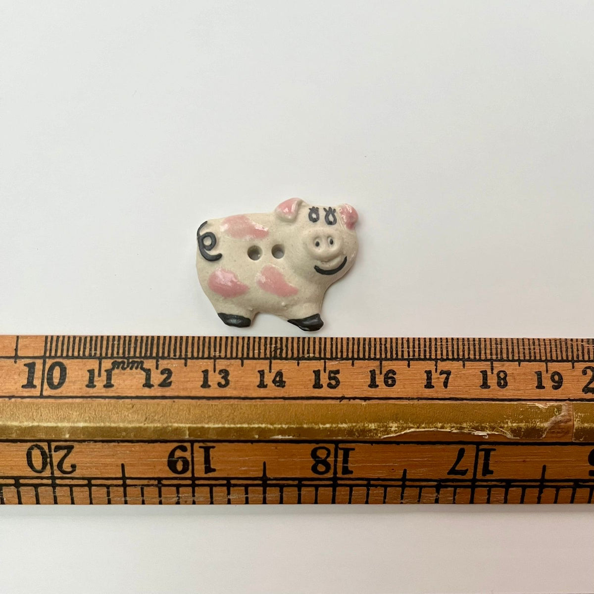 x50 Happy Pig Buttons – ButtonMad